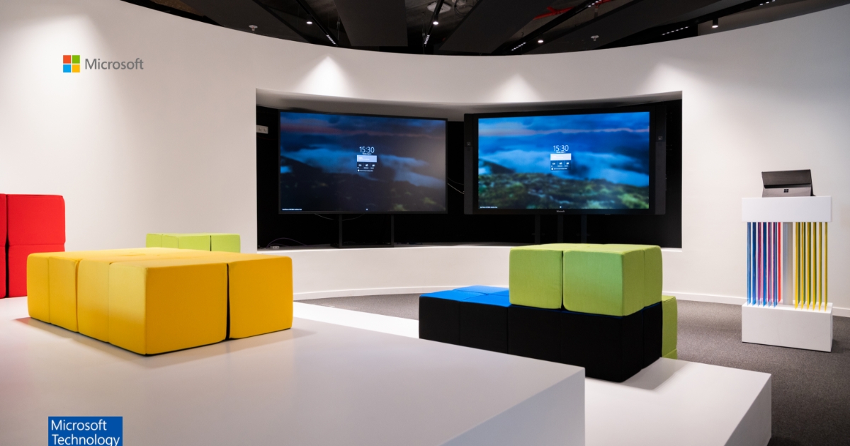 Microsoft Technology Center and students work together to create a ...